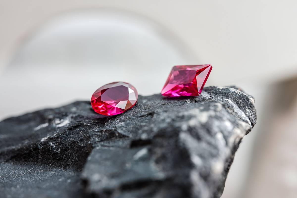 Jak odróżnić rubin syntetyczny od naturalnego? | Porcelain Doll